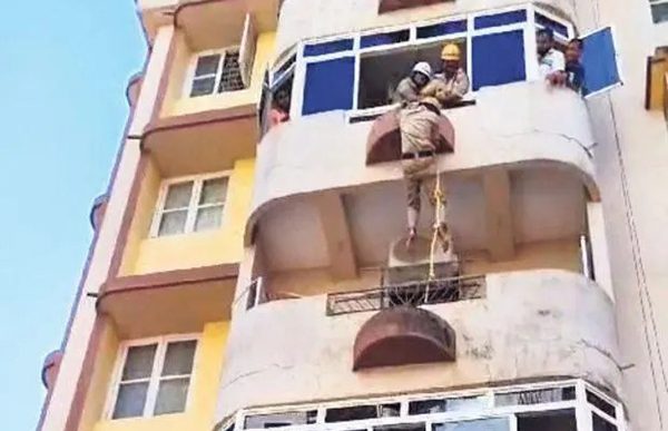 ಫ್ಲ್ಯಾಟ್‌ ಕೋಣೆಯೊಳಗೆ ಬಂಧಿಯಾದ ಮಗು : ಅಗ್ನಿಶಾಮಕ ಪಡೆಯಿಂದ ರಕ್ಷಣೆ - News Karkala