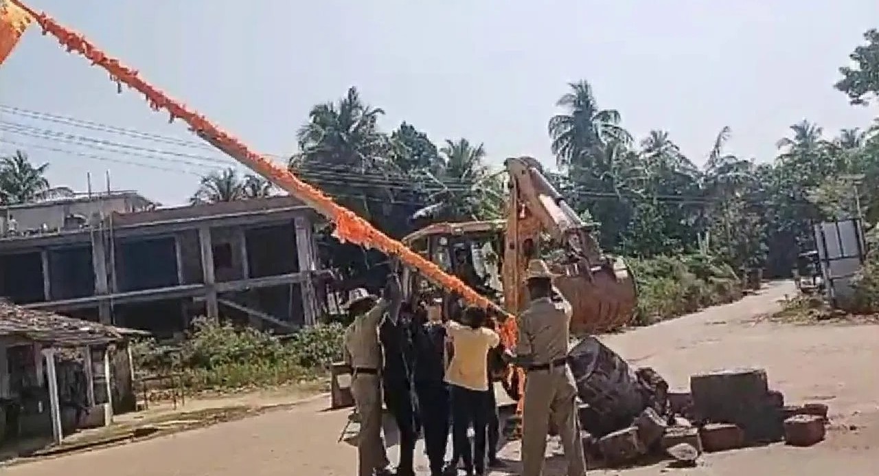 ಭಟ್ಕಳ ದಲ್ಲಿ ಸಾವರ್ಕರ್ ವೃತ್ತ ಮತ್ತು ಭಗವಾಧ್ವಜ ತೆರವು - ಗ್ರಾಮಸ್ಥರ ಪ್ರತಿಭಟನೆ ...